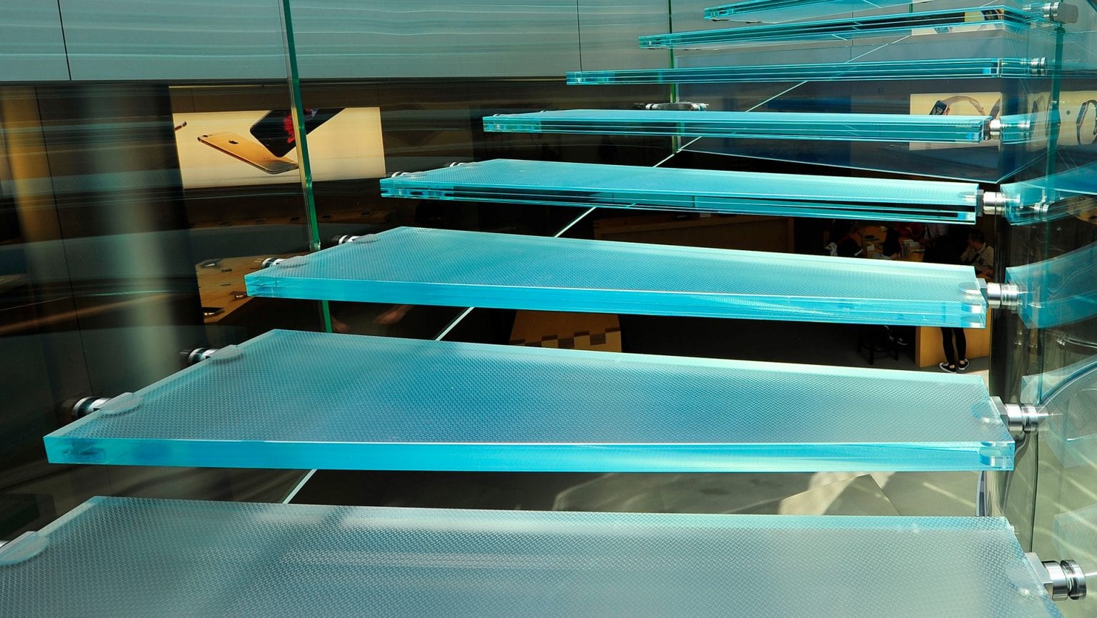 Você sabe como o vidro comum se transforma em um vidro temperado ...